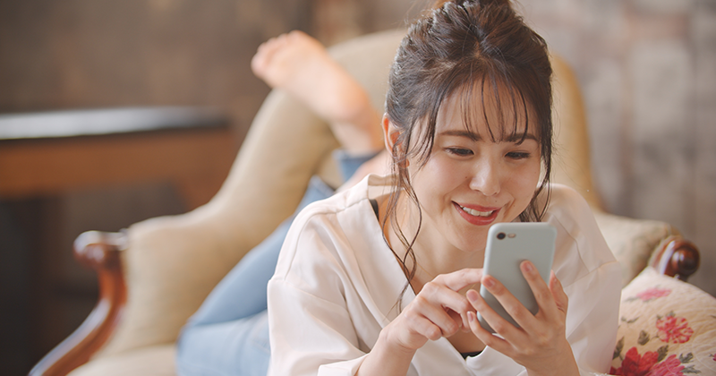 スマートフォンで動画を見る時は寝転がって？！わかものレポート2017より｜VR Digest plus メディアとビジネスのミライを見つめる。 | ビデオリサーチ